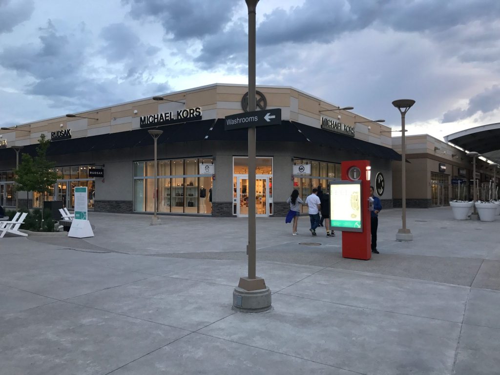 Commercial Use & Benefits of Outdoor Interactive Advertisement Displays - Eflyn